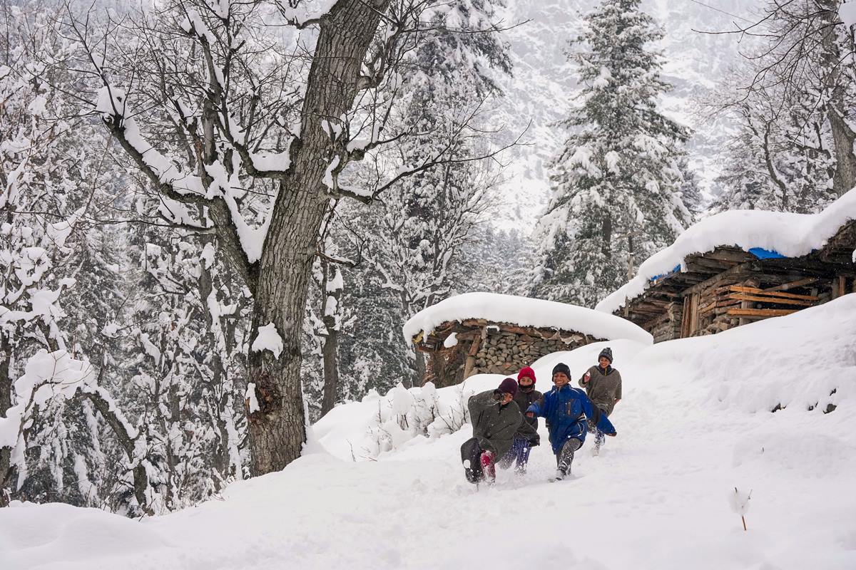 Visual Treat! Snow-covered Kashmir turns winter wonderland, attracts ...