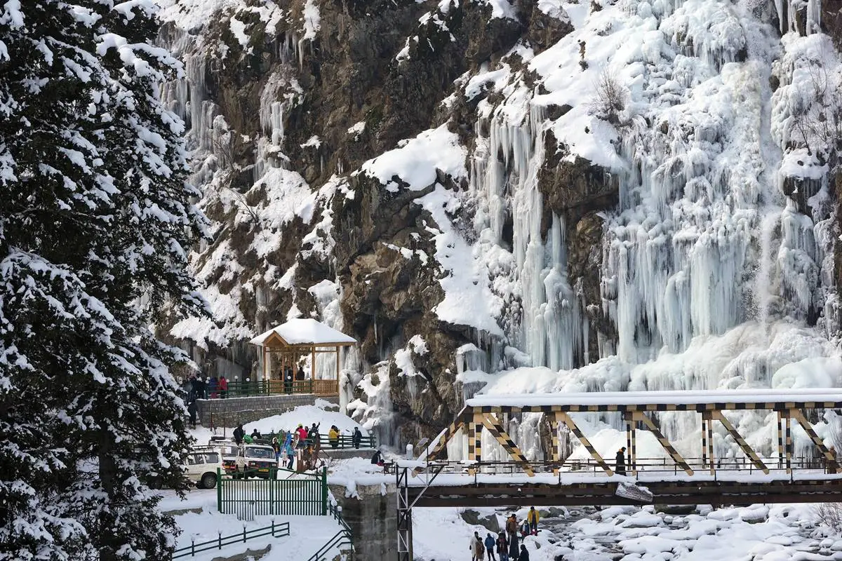 WOW! Tourists enjoy frozen waterfall in Baramulla’s Drung – See ...