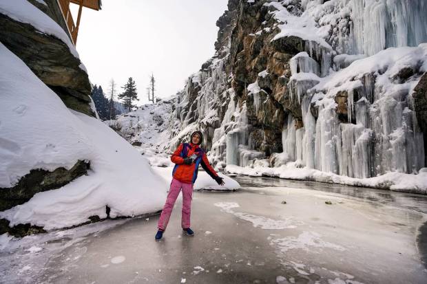 WOW! Tourists enjoy frozen waterfall in Baramulla’s Drung – See ...