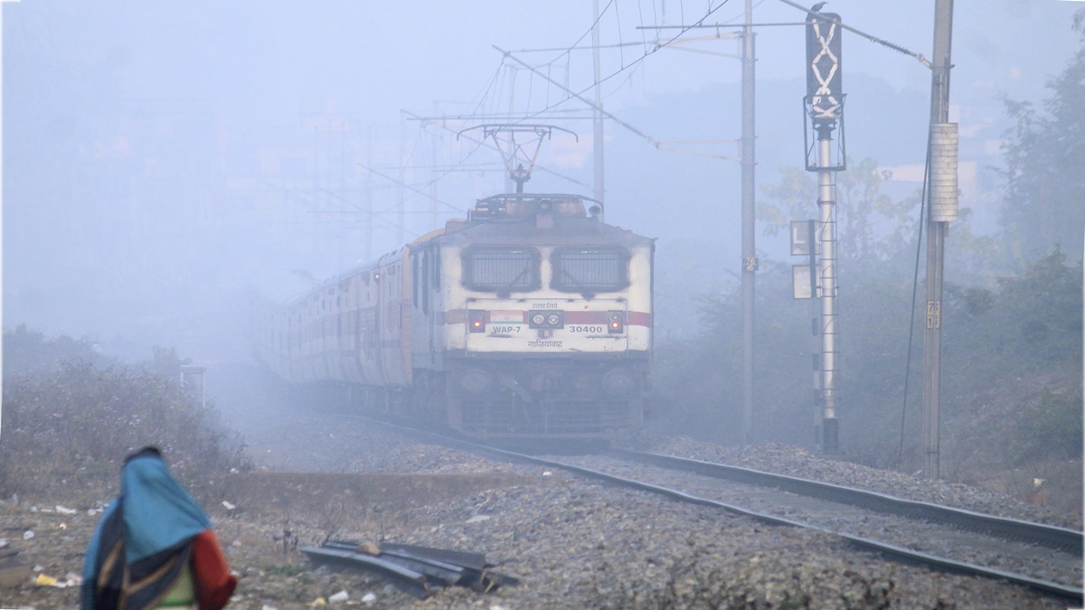 Indian Railways delays trains: 16 trains running late in North India due to fog, Full list here ...