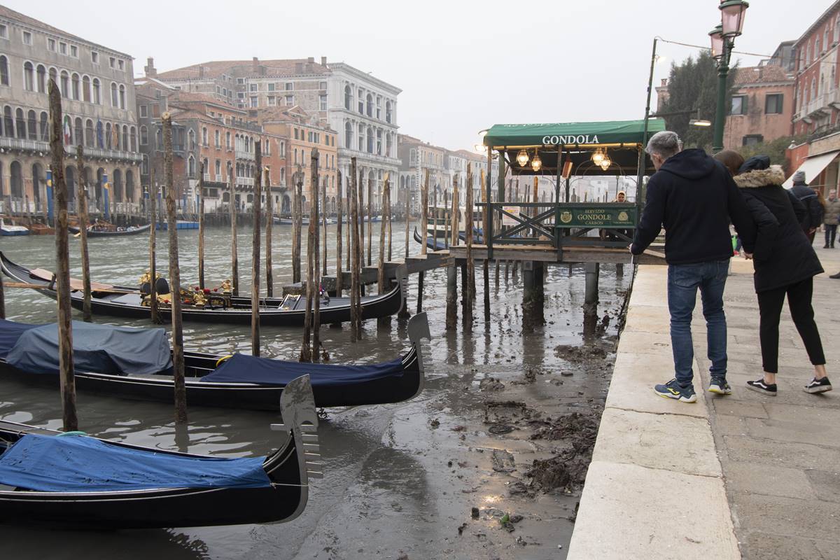 Venice’s famous canals run dry as drought threatens Italy; See Pictures ...