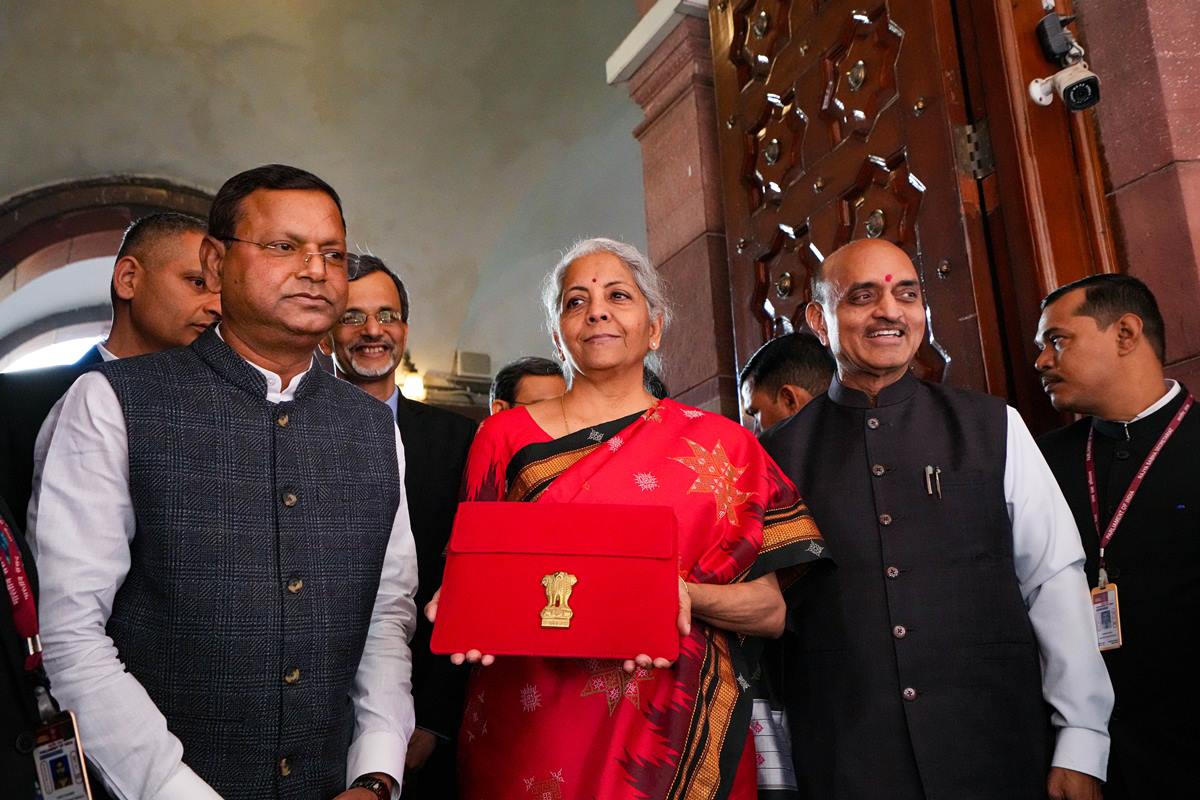 Budget 2023: FM Nirmala Sitharaman matches her outfit with the Bahi ...