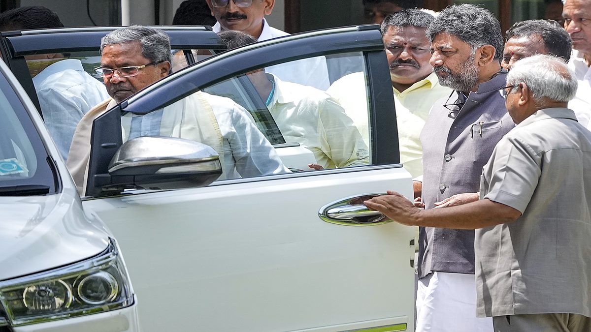 Karnataka CM-elect Siddararamaiah, DK Shivakumar leave for Delhi to discuss Cabinet formation ...