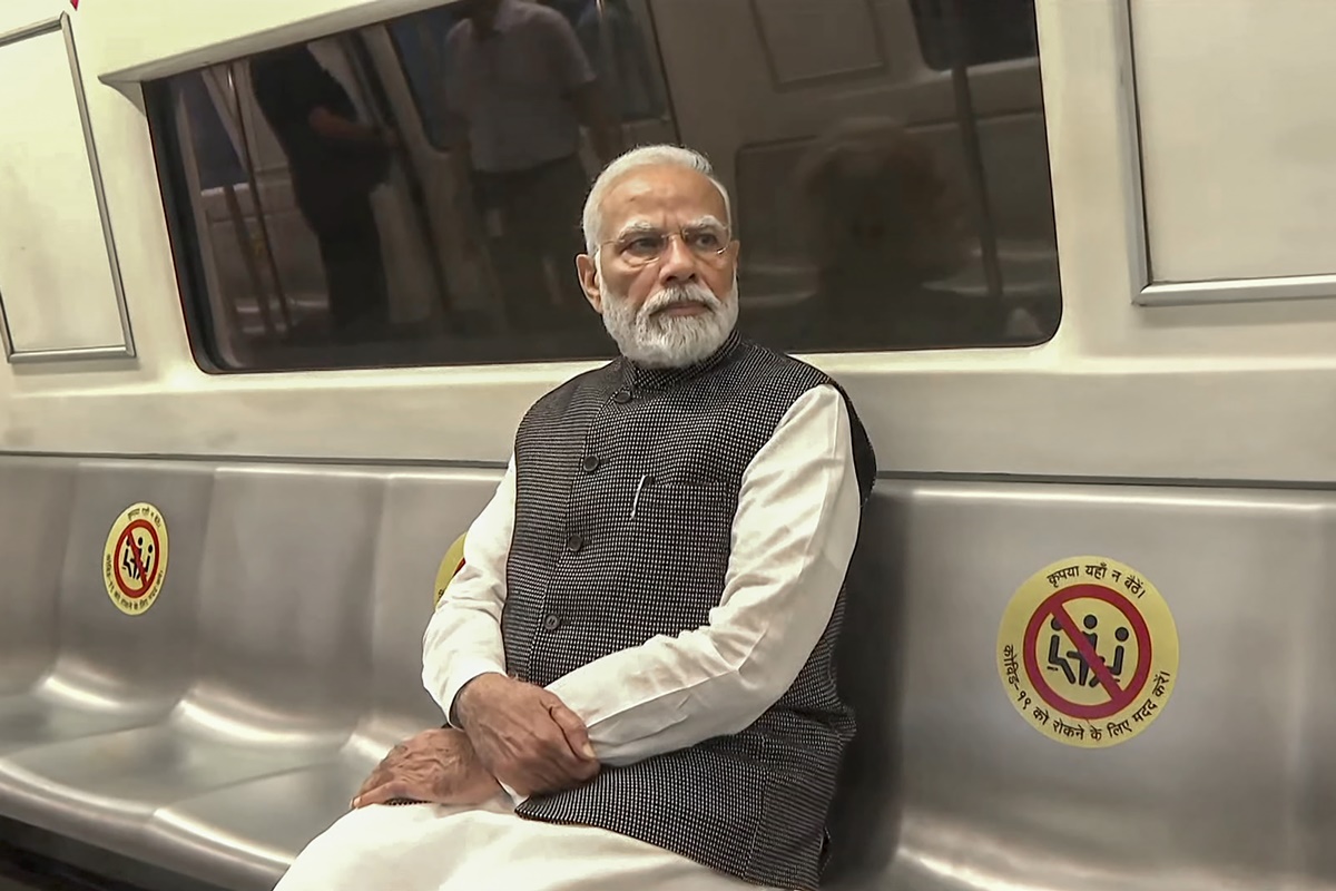 PM Modi boards Delhi Metro! Interacts with commuters - See Photos ...