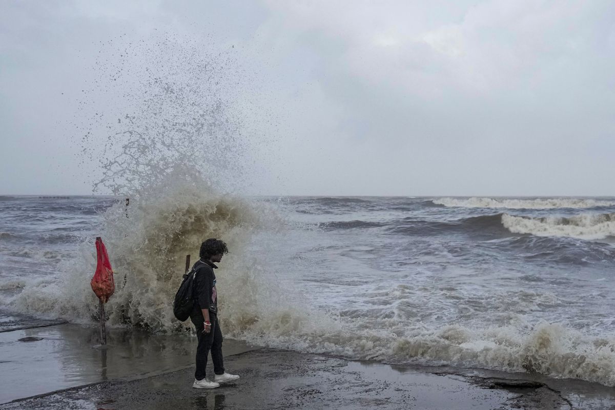 Cyclone Biparjoy: High waves hit Mumbai! Gujarat braces itself as sea ...