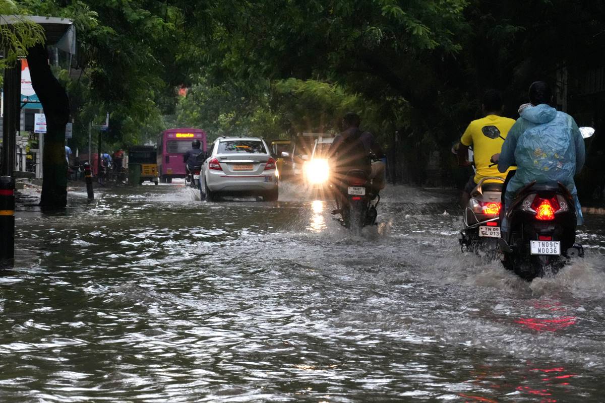 Heavy rainfall lashes Chennai! Schools declare holiday as city reports waterlogging in many ...