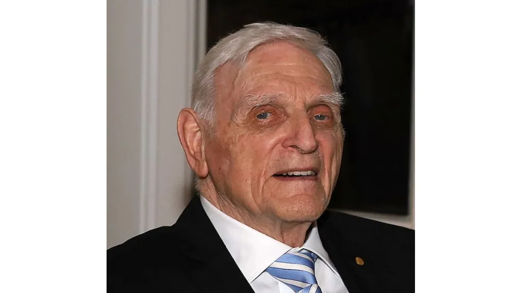 John Bannister Goodenough, co-inventor of Li-ion batteries and Nobel laureate passes away ...