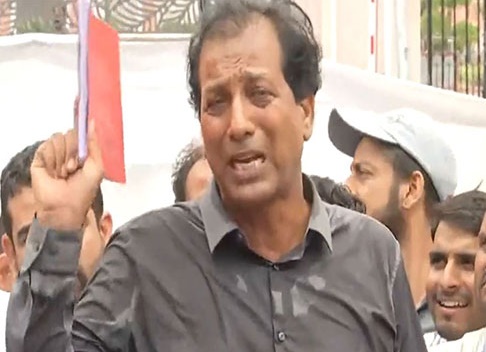 Sacked minister flashes ‘red diary’ inside Rajasthan Assembly that could incriminate CM Gehlot ...