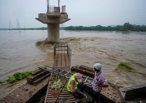 Flood scare in Delhi as Yamuna crosses 207-metre mark, likely to rise further - India News | The ...