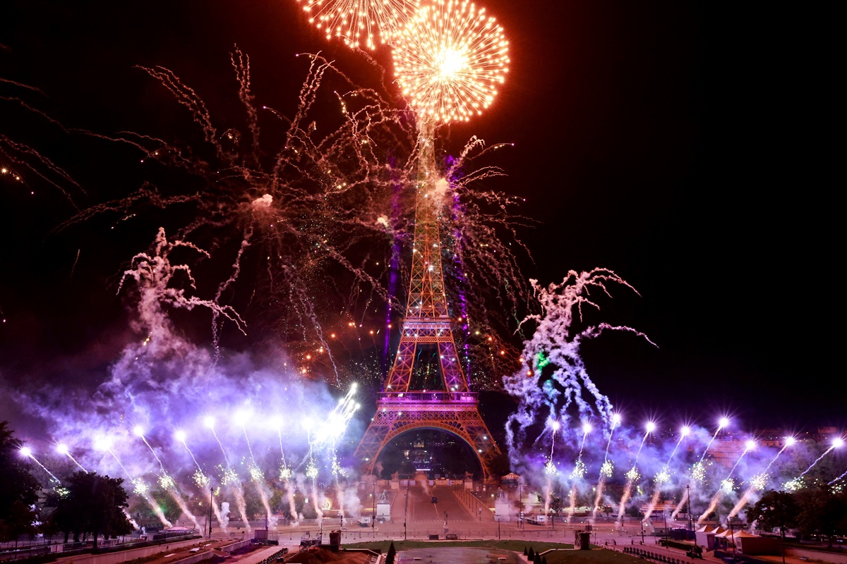 Stunning fireworks illuminate Eiffel Tower on Bastille Day! See Photos - Defence Gallery News ...