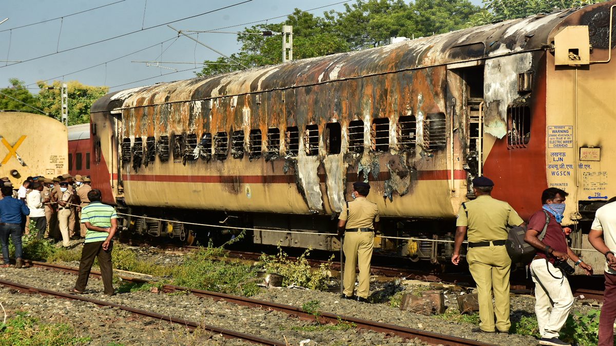 Tamil Nadu: 8 dead in train fire mishap, Southern Railway blames ...
