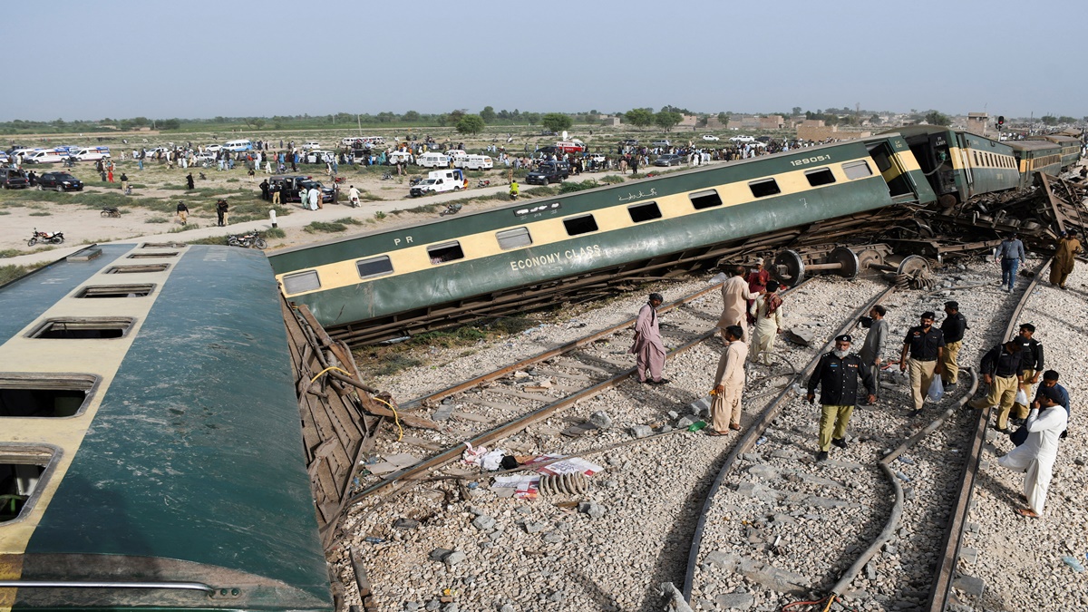 Pakistan train crash: Missing fishplates, damaged track led to ...