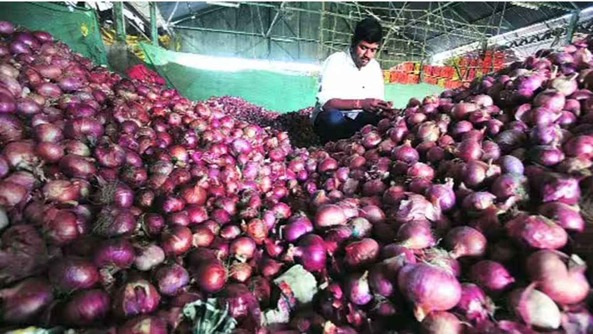 Onion mandis in Nashik resume operations after 3 days - Economy News | The Financial Express