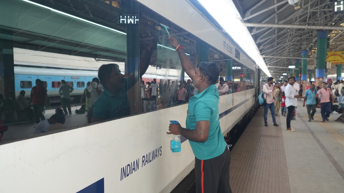 Swachhata Hi Seva: Indian Railways to launch '14 minutes miracle' Vande ...