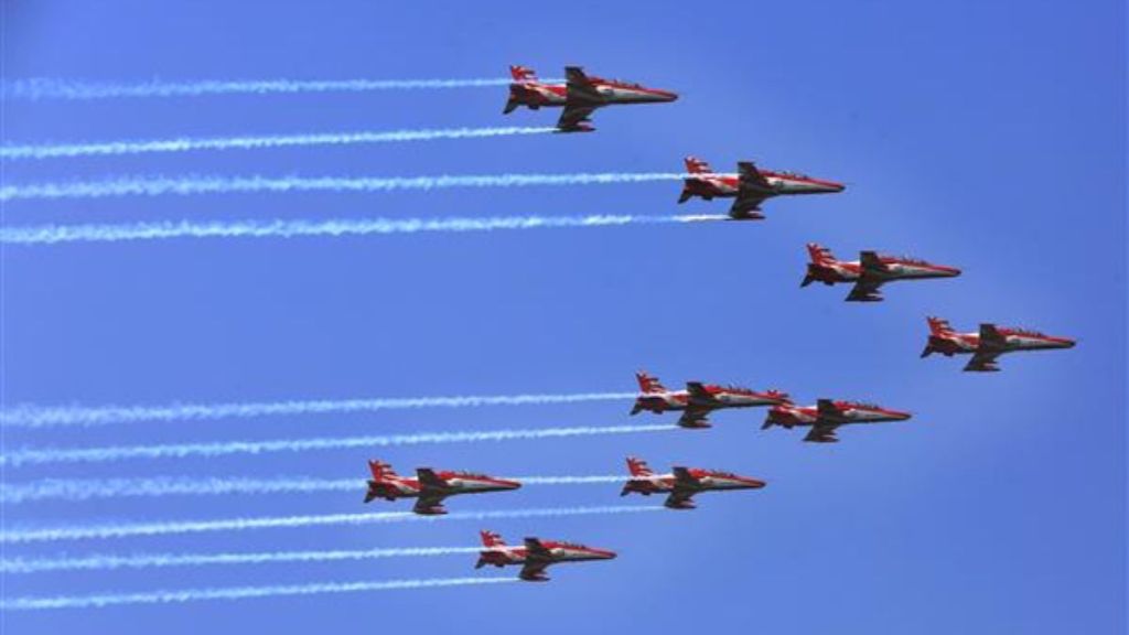 IAF demonstrates spectacular flying skills in Bhopal air show - Defence ...