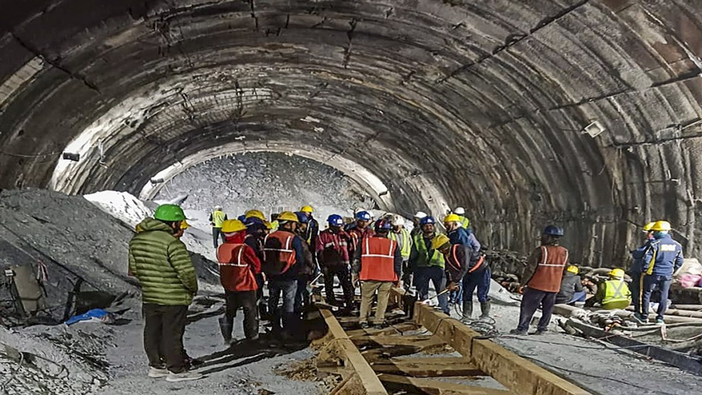 Uttarkashi tunnel collapse: Workers to be rescued with large-diameter steel pipes inserted ...