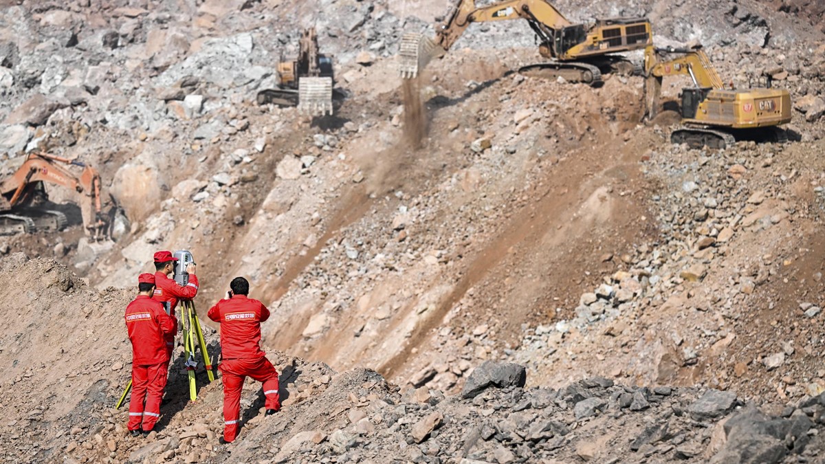 26 killed, 38 injured in fire at a coal mining company building in ...