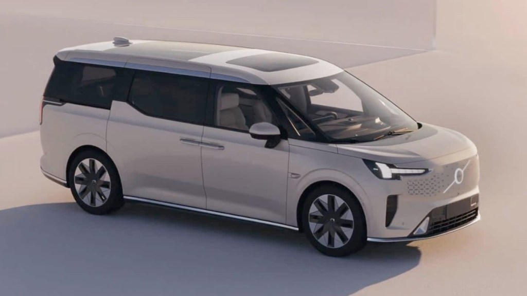 Volvo EM90 breaks cover — All you need to know - Electric Vehicles News ...