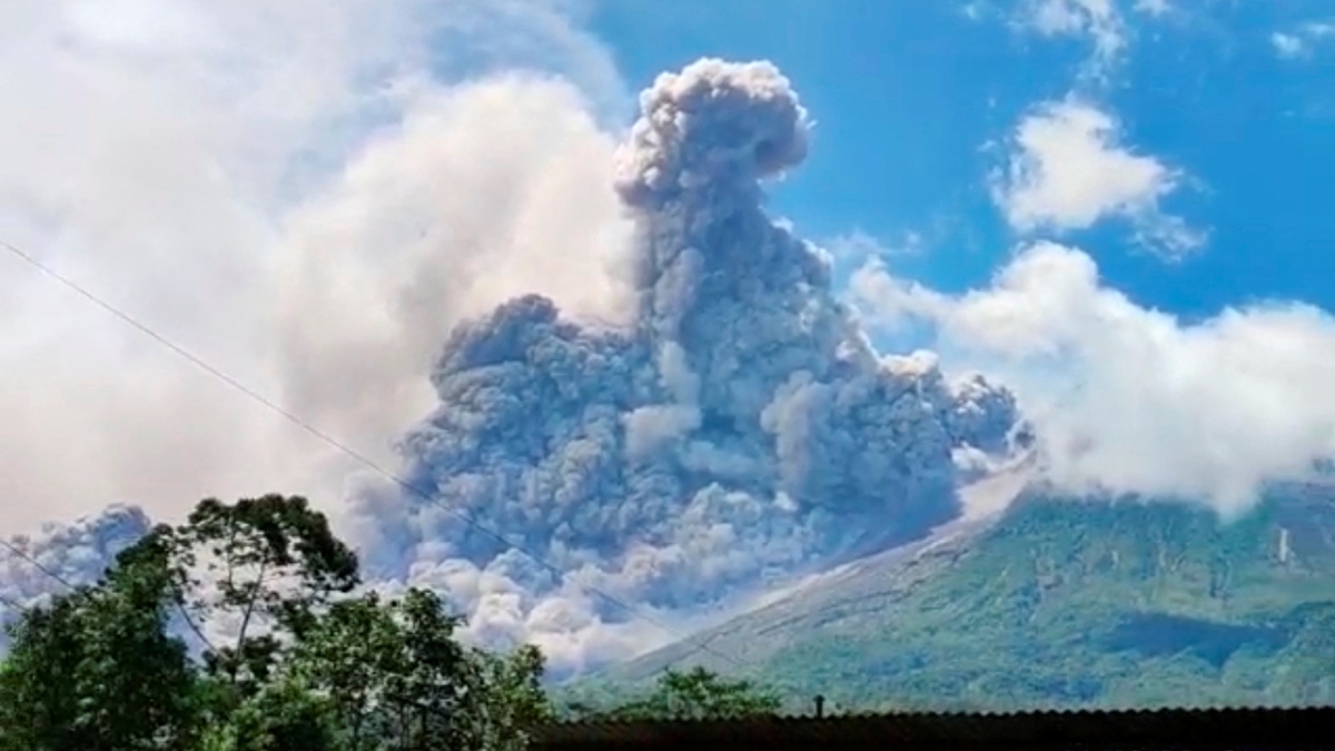 Indonesia's Marapi volcano erupts, spewing ash plumes and blanketing ...