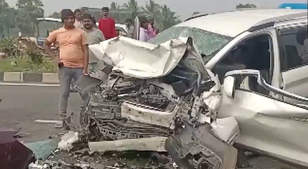 Three killed after two cars collide head-on in Andhra Pradesh | Video ...