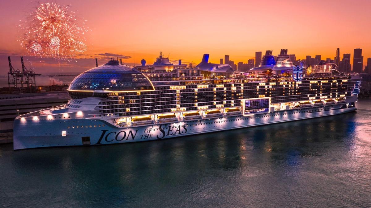 World's largest cruise ship with 7 swimming pools, over 40 restaurants ...