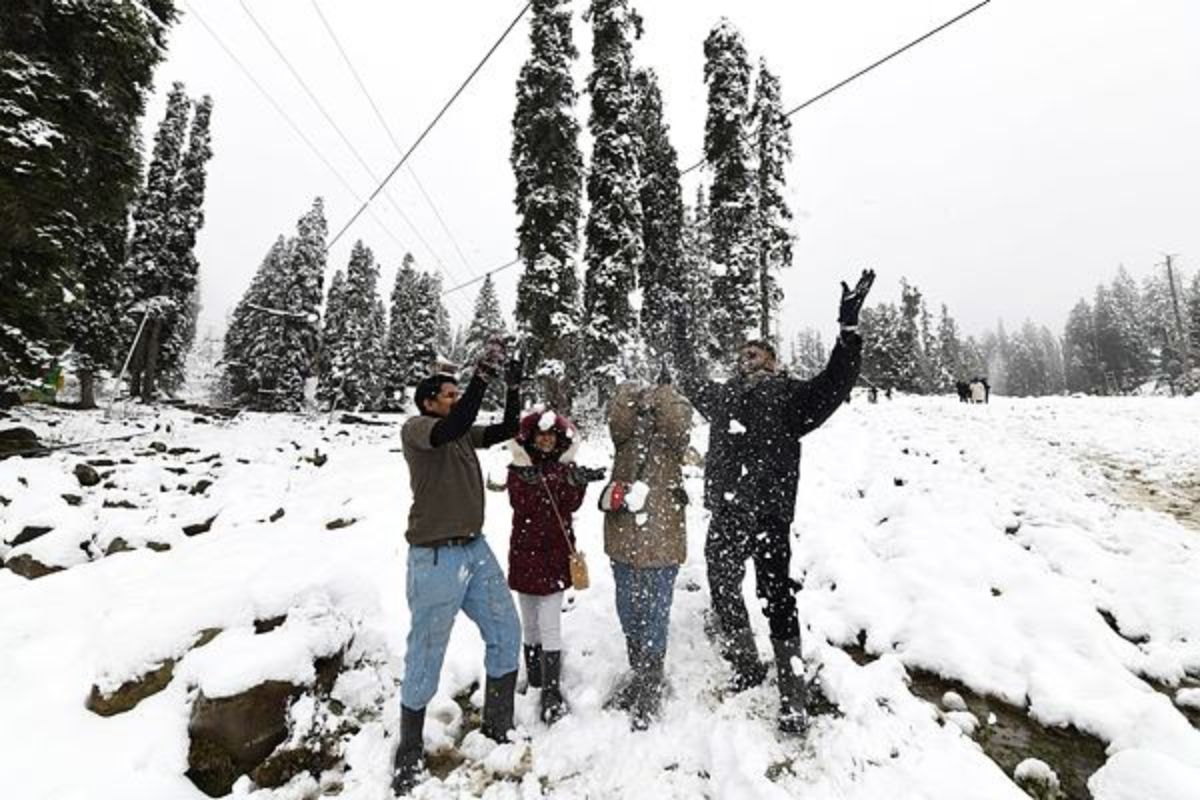 Kashmir, Himachal turn into winter wonderlands! Check out stunning ...