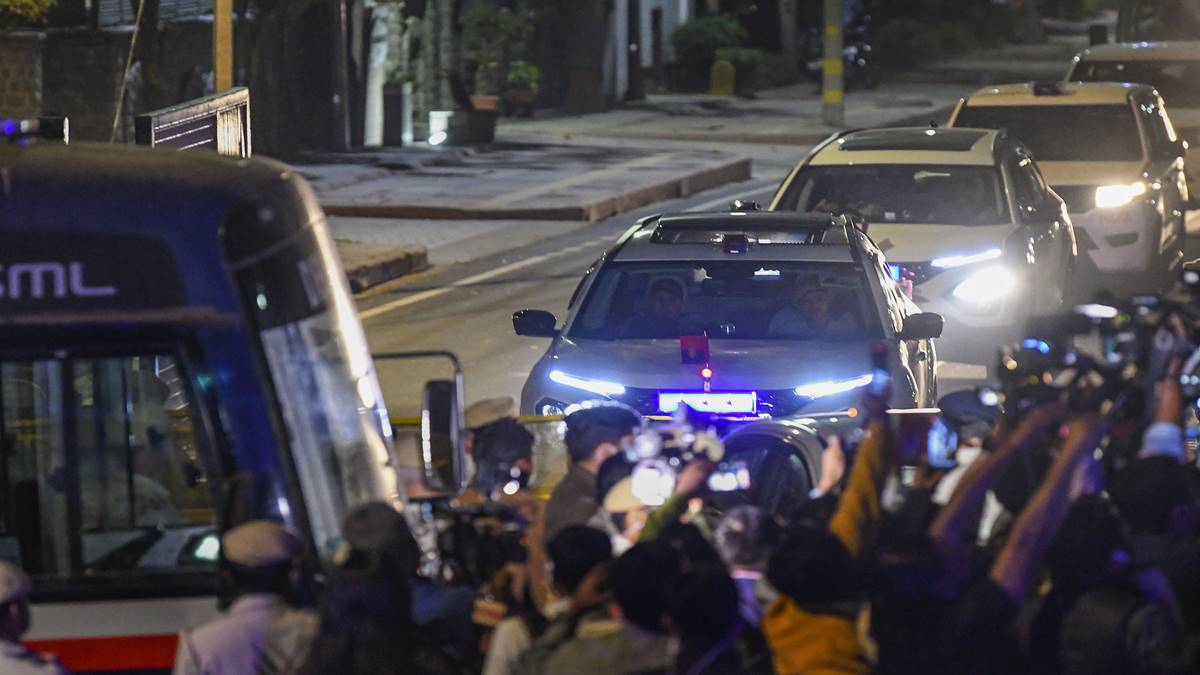 Arvind Kejriwal at ED office, AAP's plea against arrest in Supreme Court today - India News ...