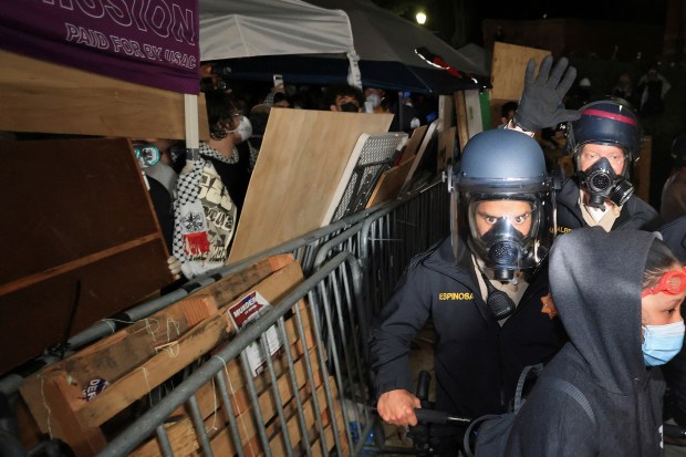 In Pictures | Riot Police enter UCLA day after campus clashes between ...