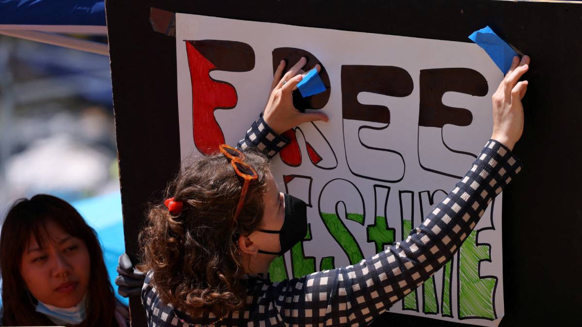 In Pictures | Riot Police enter UCLA day after campus clashes between ...