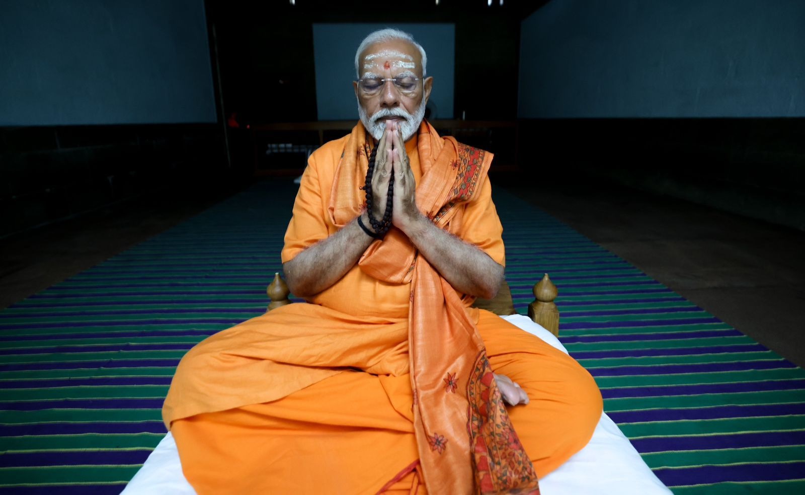 Clad in orange robe, PM Modi meditates at Vivekananda Rock Memorial in ...