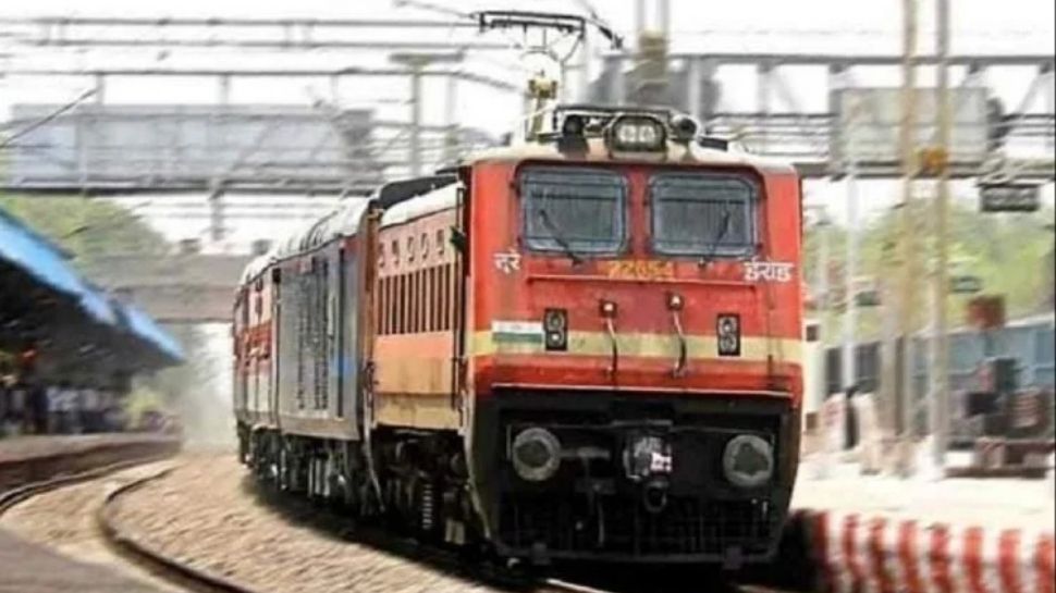 Indian Railways: Engine, two bogies of Bihar Sampark Kranti Express ...