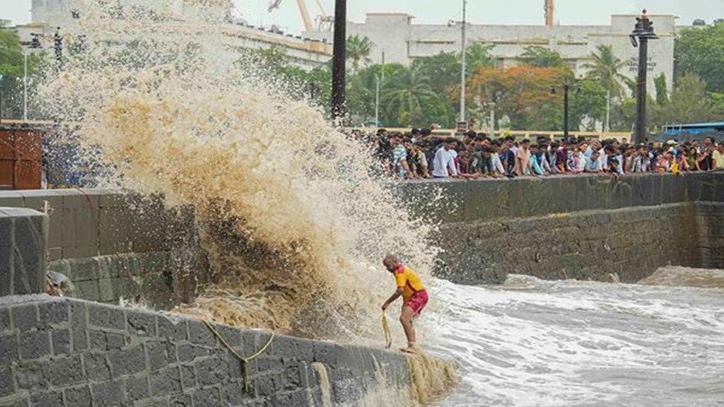 Heavy rains bring Mumbai to a halt, schools closed, waterlogging disrupts traffic, trains ...
