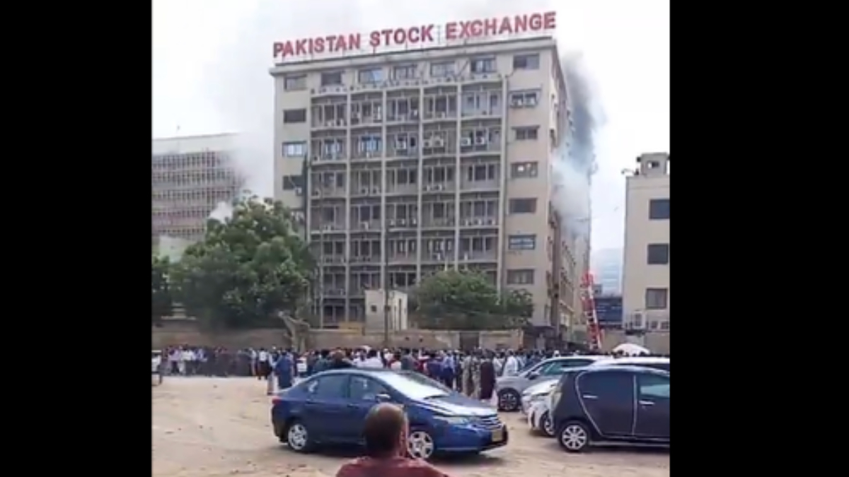 Massive fire on 4th floor of Pakistan Stock Exchange, all traders ...