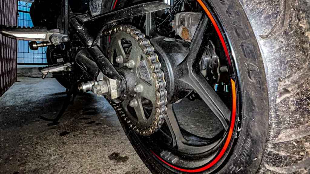 How to maintain your motorcycle chain — A detailed DIY guide - Bike ...
