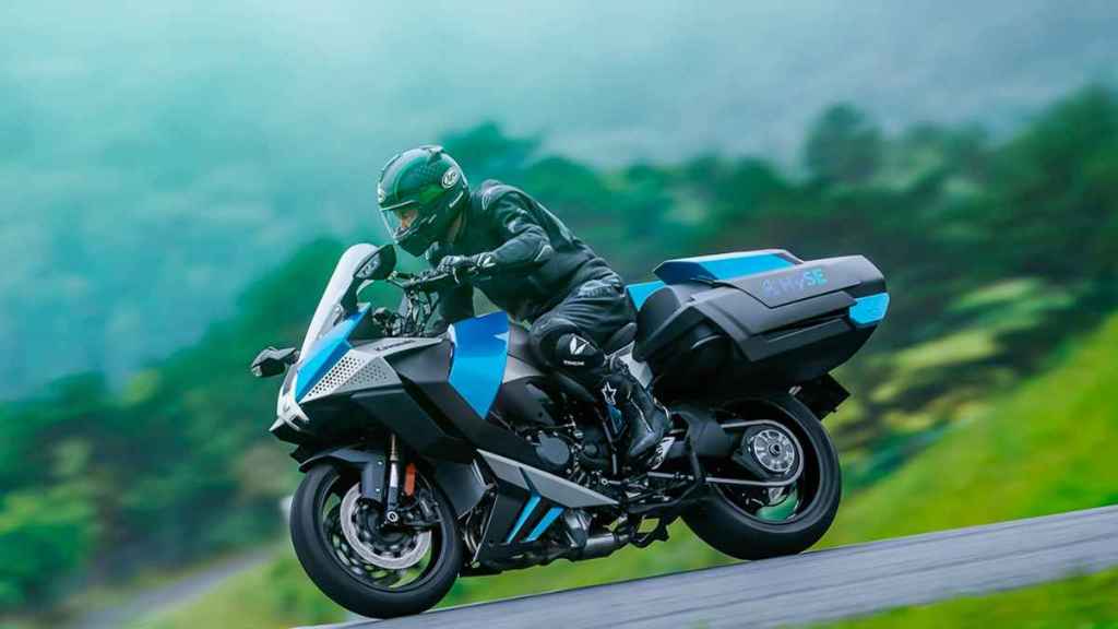 Kawasaki tests its hydrogen-powered H2 SX prototype for the first time ...