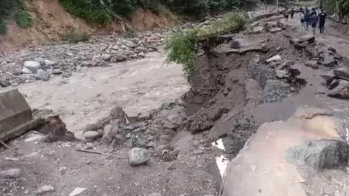 Himachal Pradesh flooded: 338 roads closed due to heavy rain - Roadways News | The Financial Express