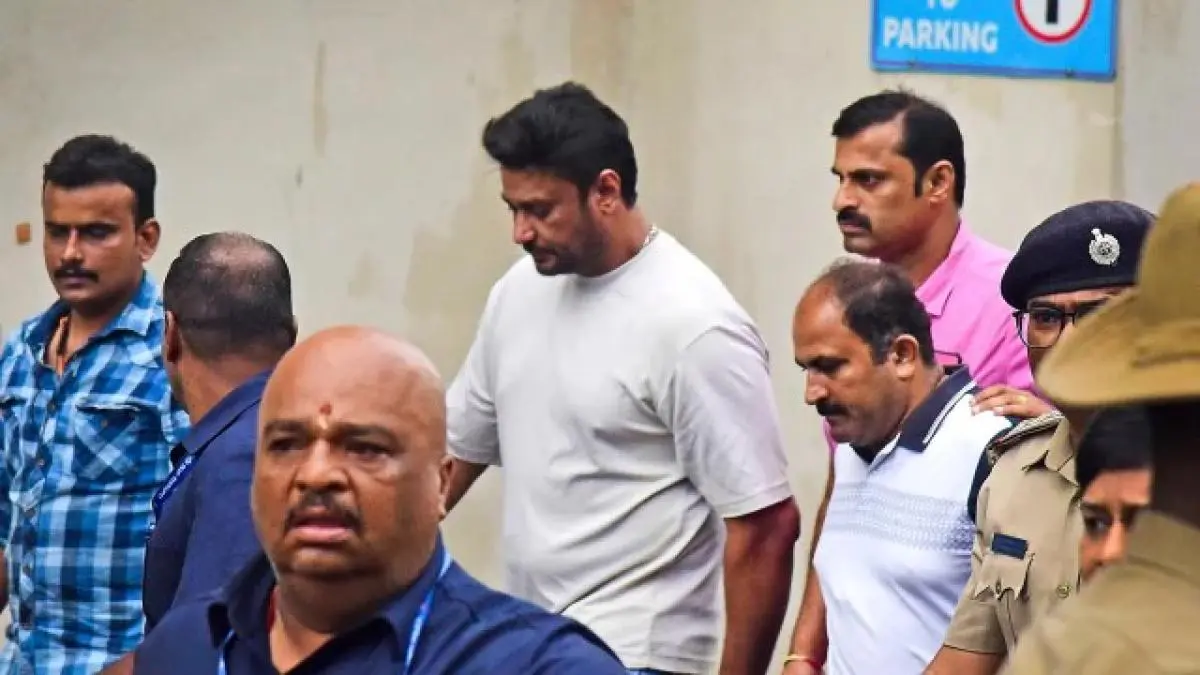 Murder-accused actor Darshan relaxing in jail? Viral pic shows him ...