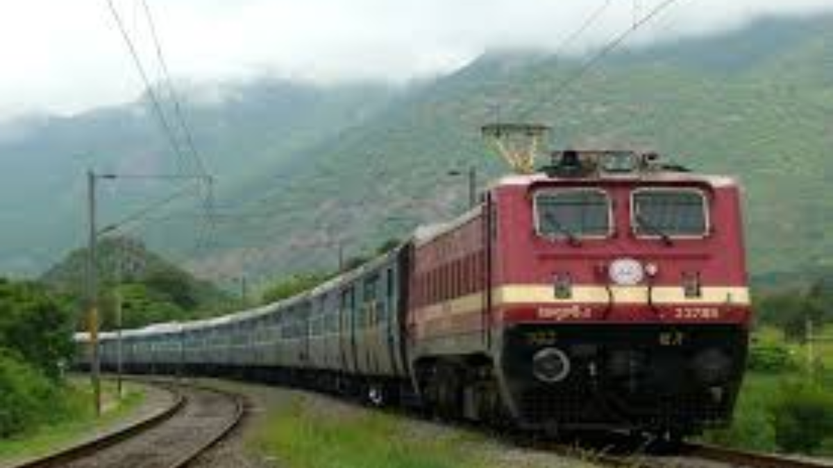 Northern Railway rolls out 2,950 special trains for festive rush- Check ...