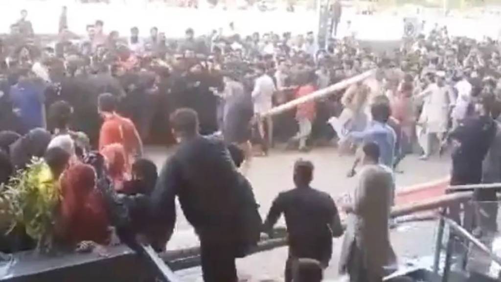 Dream Bazaar Mall opening in Pakistan turns into looting frenzy! Thousands storm Karachi venue ...