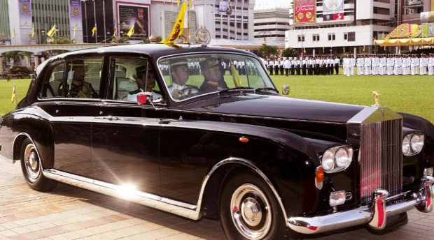 Inside Sultan Hassanal Bolkiah's Opulent Lifestyle: 7,000 luxury cars ...