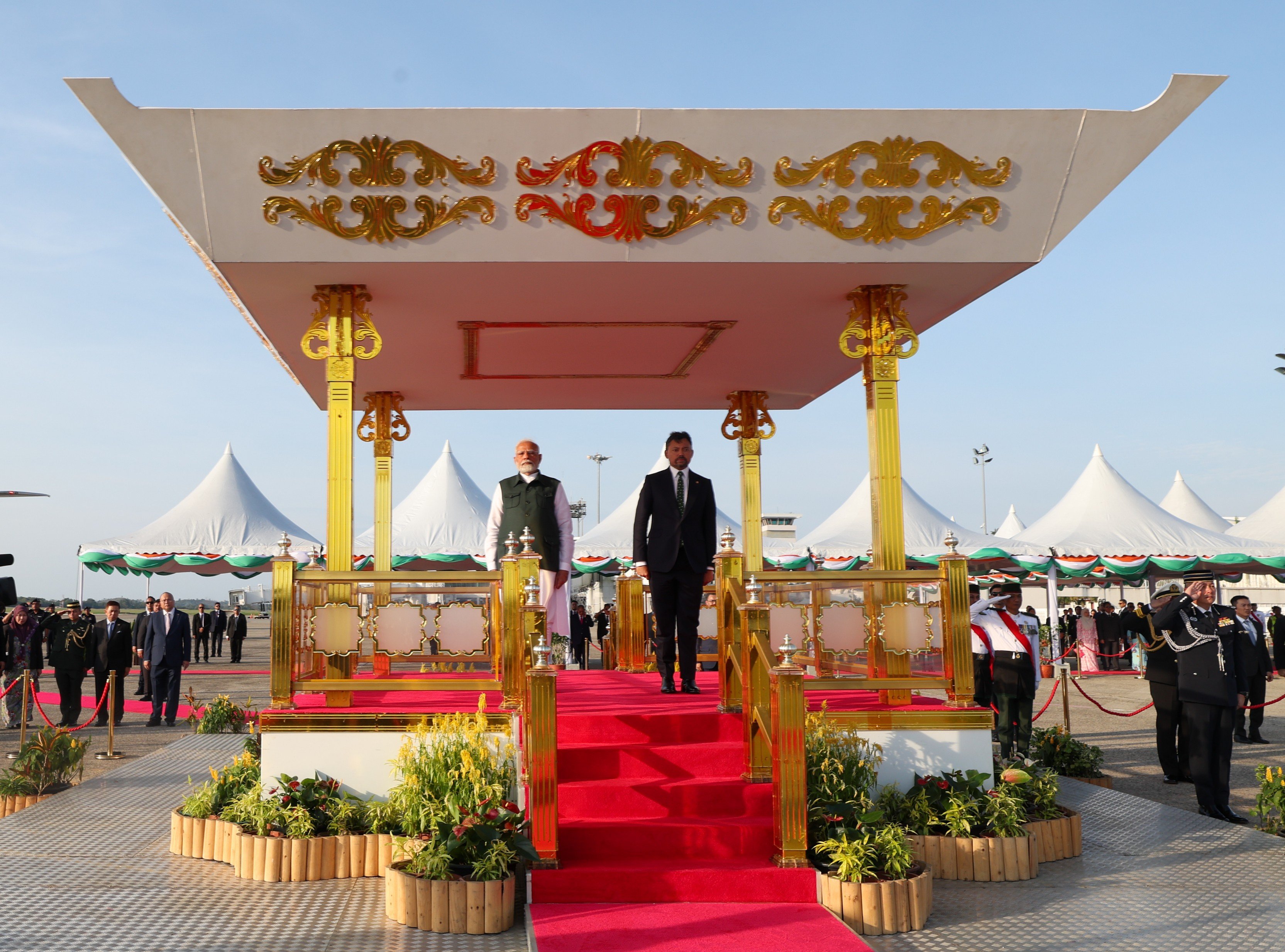 PM Modi welcomed in Brunei by Crown Prince; receives guard of honour - Watch - World News | The ...