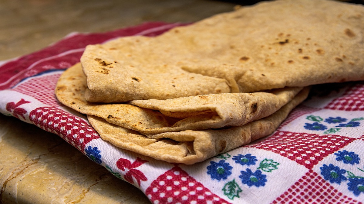 Should you eat leftover rotis? Read on to know if it is healthier than ...