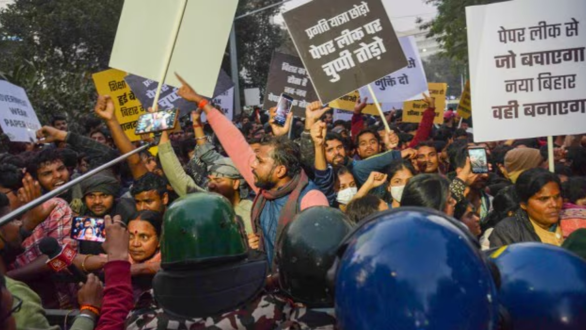 BPSC exam protest: Bihar police use water cannons to control Gandhi ...