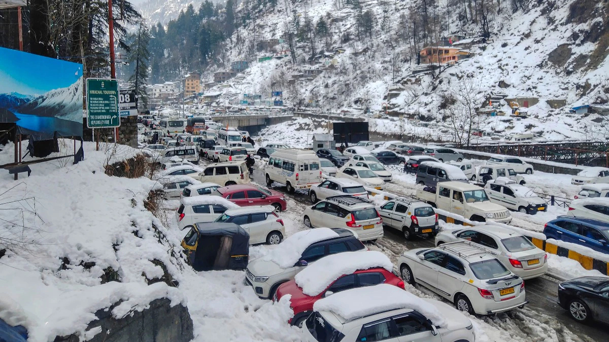 Himachal Pradesh hit with heavy snowfall: 223 roads closed, over 500 tourists stranded amid ...