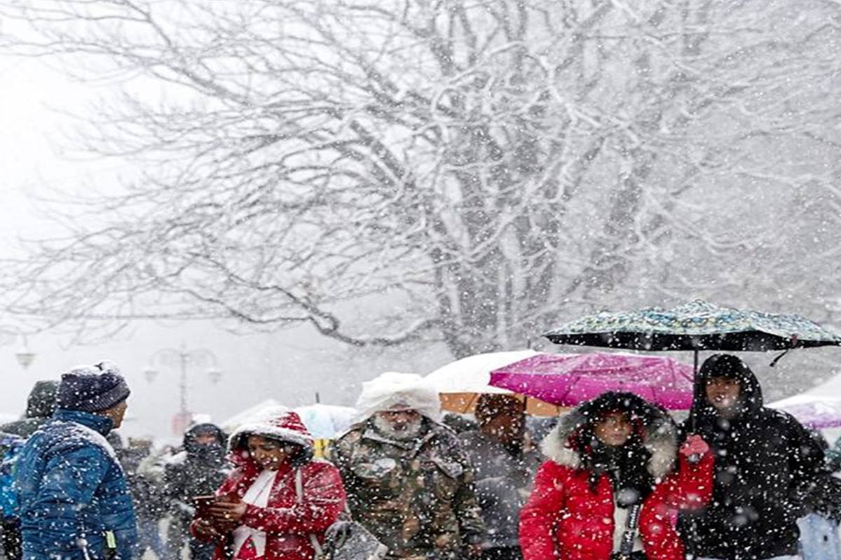 In pictures | Tourists enjoy snowfall in Himachal Pradesh, Jammu ...