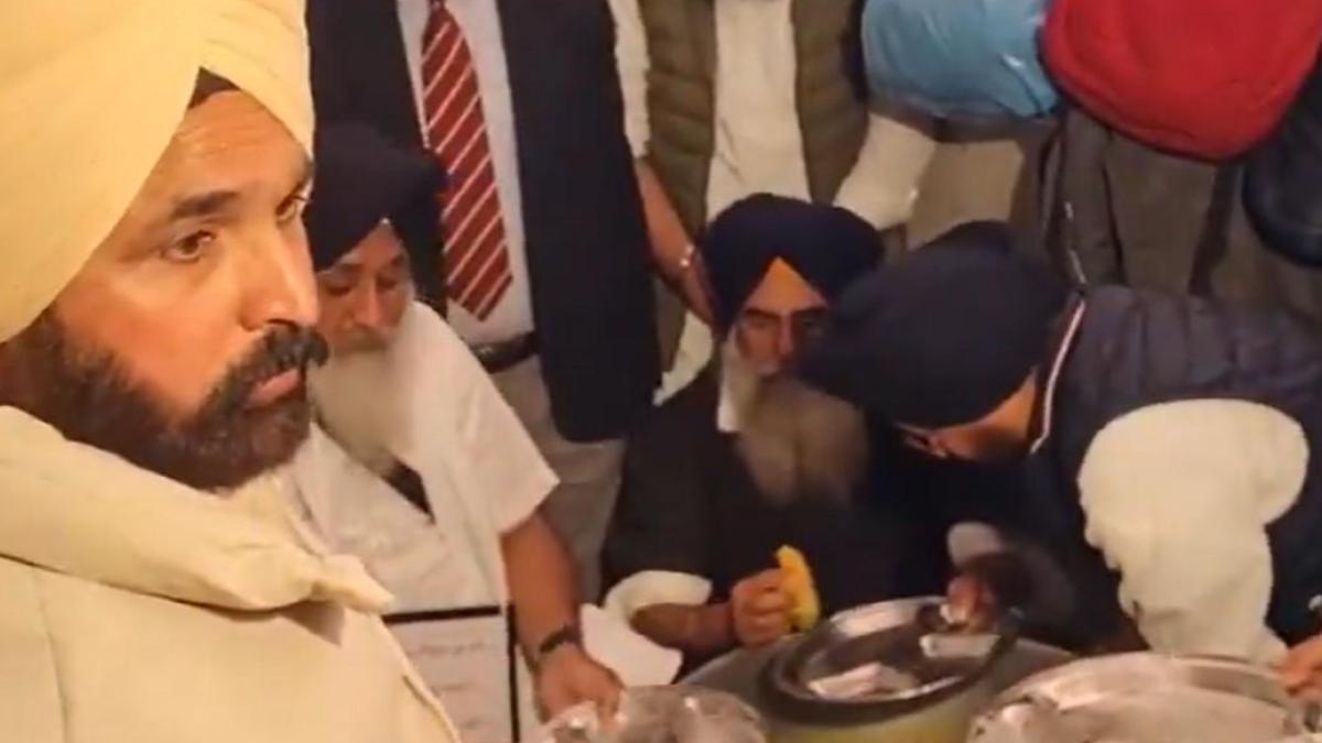 Sukhbir Singh Badal seen washing utensils hours after gunman tried to shoot him at Golden Temple ...