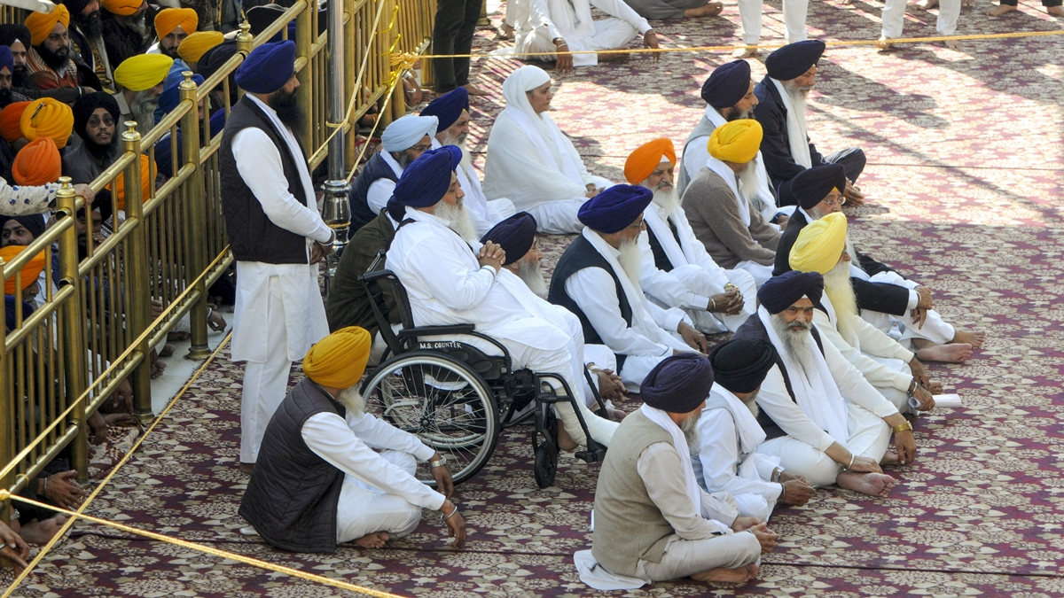 Akal Takht orders Sukhbir Singh Badal to be 'sewadar' at Golden Temple, strips Parkash Singh ...
