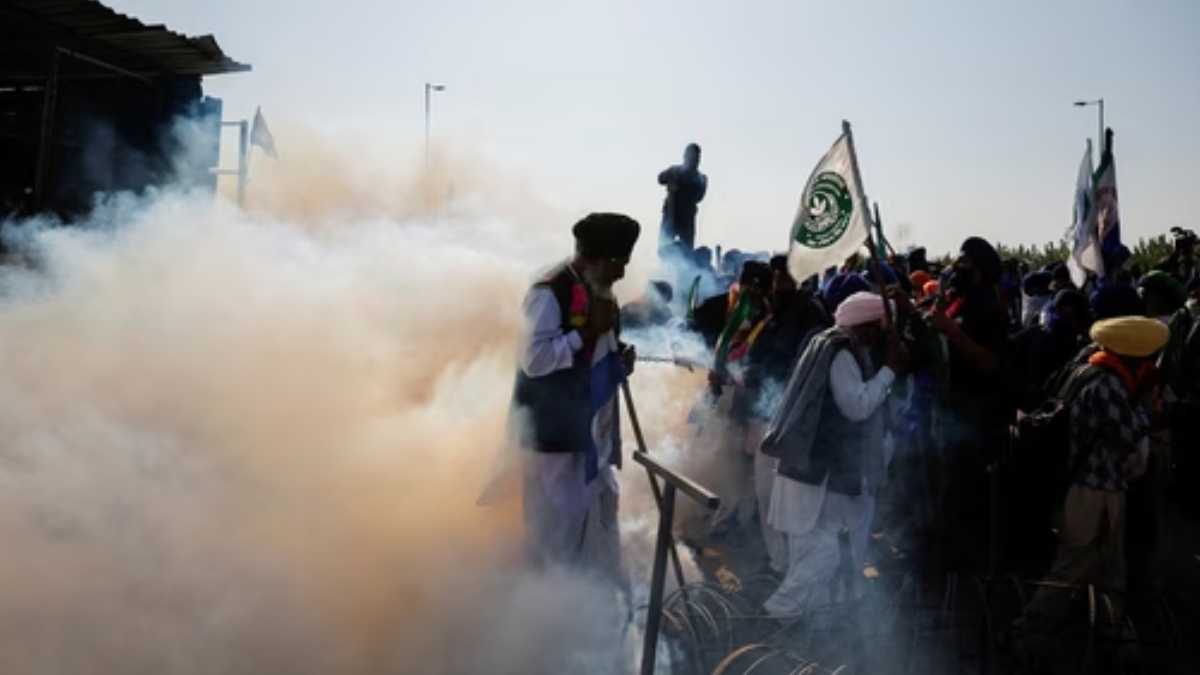 Farmers Protest: Haryana Police blocks farmers' march to Delhi, tear ...