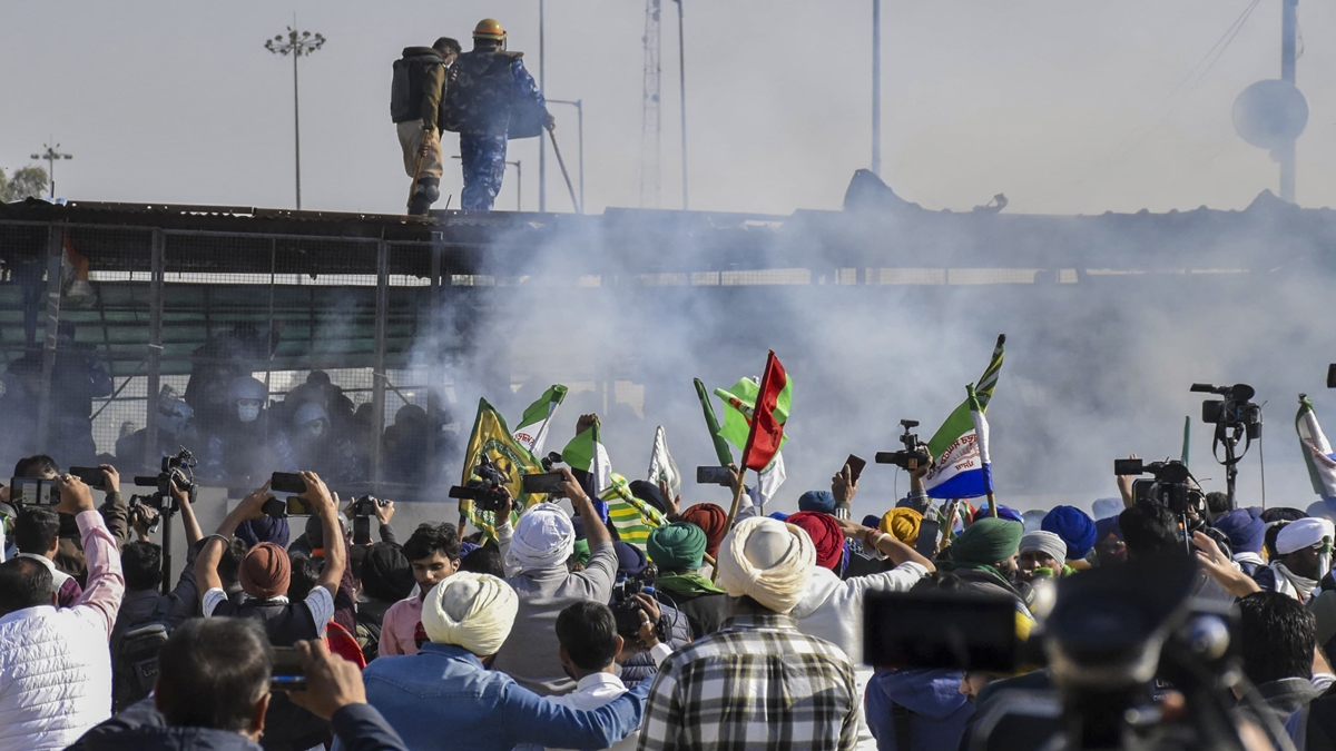 'Delhi Chalo' march: Police fire tear gas on protesting farmers in ...