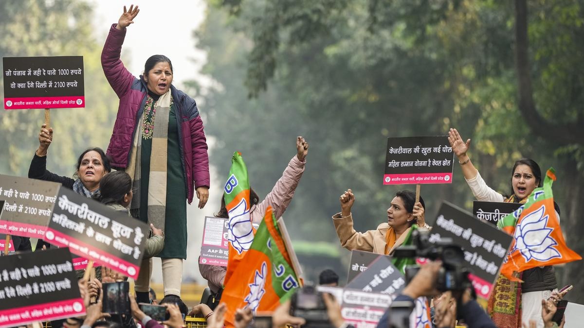 Mahila Samman scheme: BJP Mahila Morcha protests near Arvind Kejriwal's ...